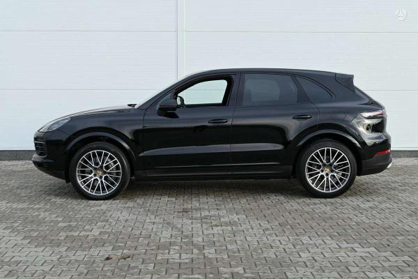 Black Porsche Cayenne 2023 in Palanga, with an engine capacity of 3.00 L and mileage of 35 thousand km for 59499 €, photo 3 on AUTOMOTO.COM.LV