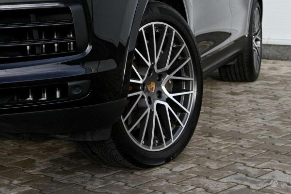 Black Porsche Cayenne 2023 in Palanga, with an engine capacity of 3.00 L and mileage of 35 thousand km for 59499 €, photo 5 on AUTOMOTO.COM.LV