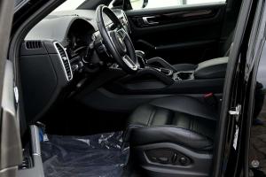 Black Porsche Cayenne 2023 in Palanga, with an engine capacity of 3.00 L and mileage of 35 thousand km for 59499 €, photo 12 on AUTOMOTO.COM.LV