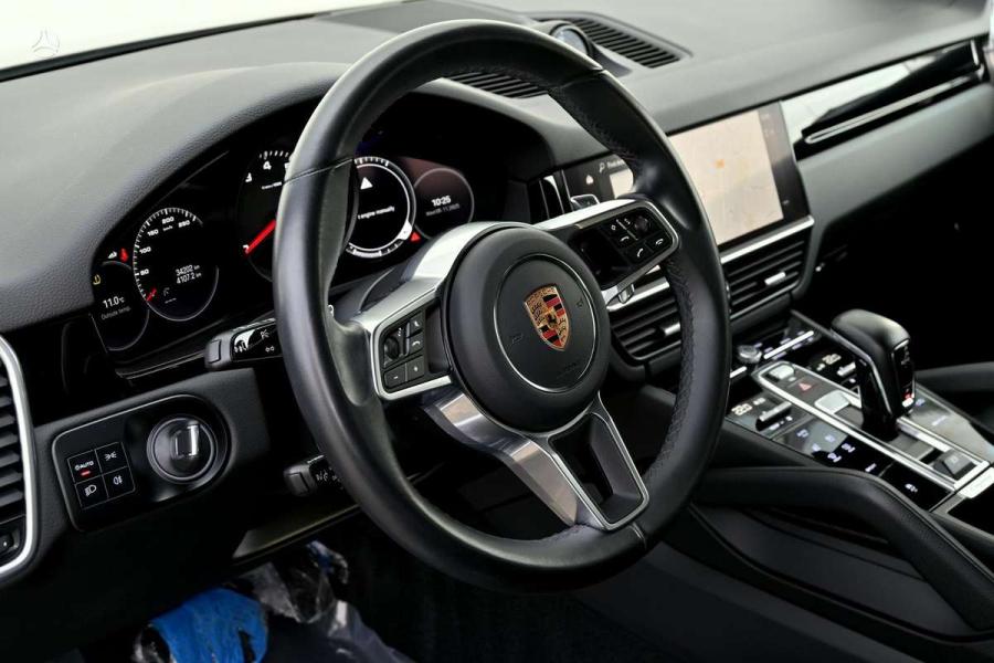 Black Porsche Cayenne 2023 in Palanga, with an engine capacity of 3.00 L and mileage of 35 thousand km for 59499 €, photo 15 on AUTOMOTO.COM.LV
