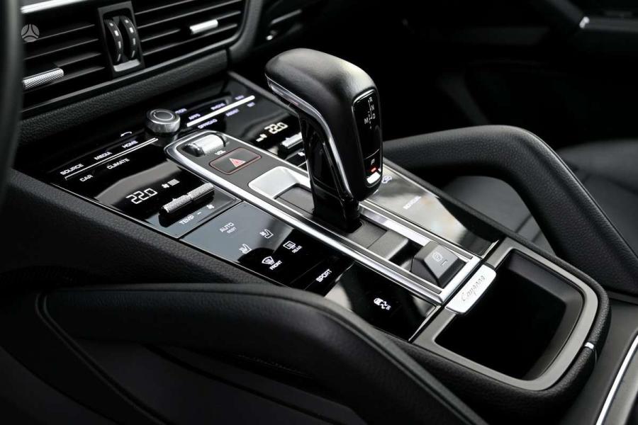 Black Porsche Cayenne 2023 in Palanga, with an engine capacity of 3.00 L and mileage of 35 thousand km for 59499 €, photo 16 on AUTOMOTO.COM.LV