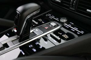 Black Porsche Cayenne 2023 in Palanga, with an engine capacity of 3.00 L and mileage of 35 thousand km for 59499 €, photo 17 on AUTOMOTO.COM.LV