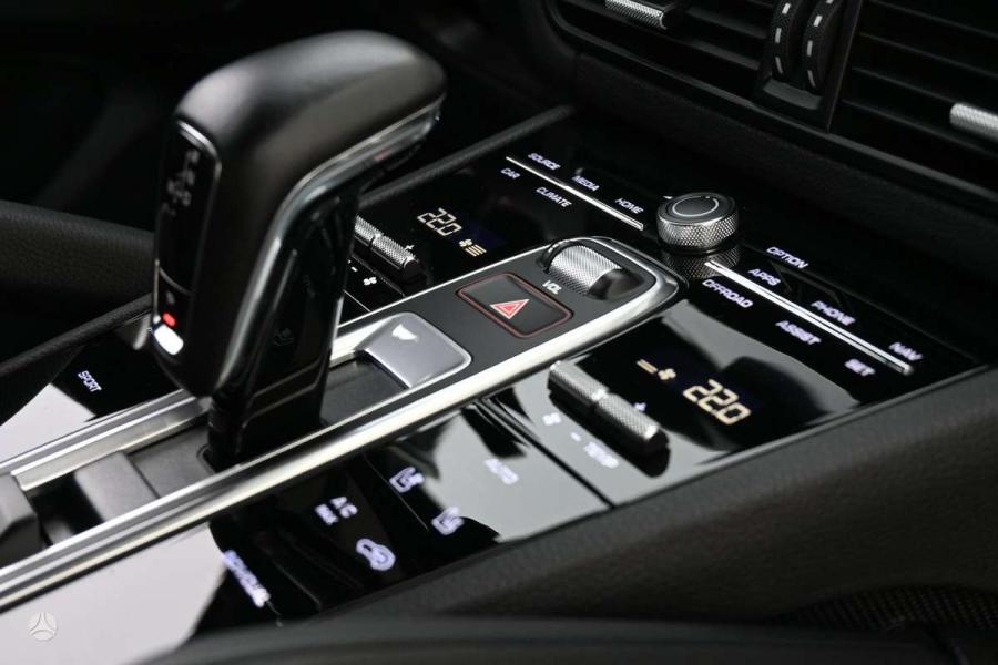 Black Porsche Cayenne 2023 in Palanga, with an engine capacity of 3.00 L and mileage of 35 thousand km for 59499 €, photo 17 on AUTOMOTO.COM.LV