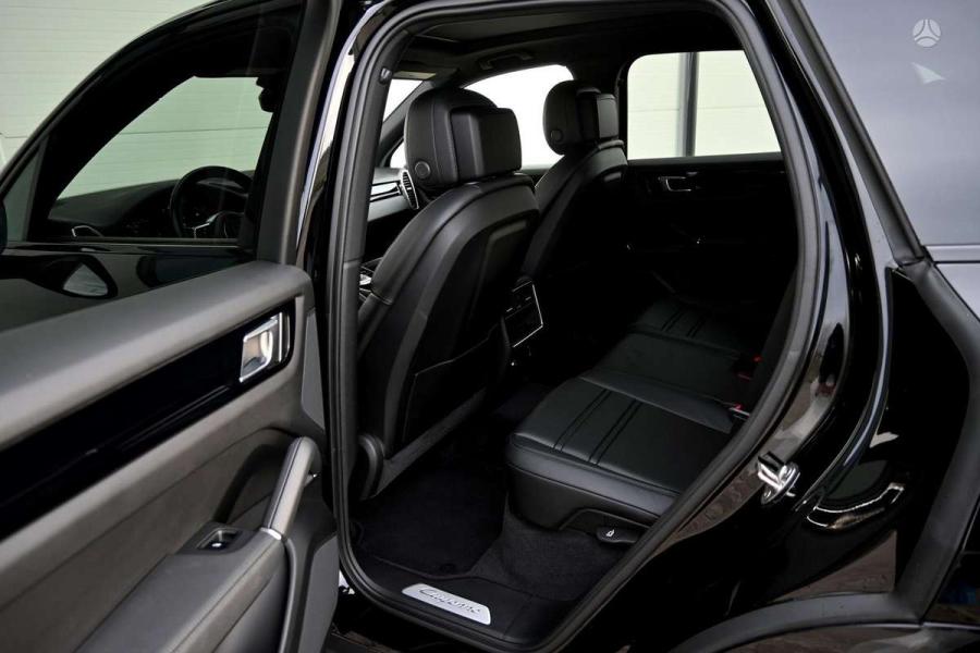Black Porsche Cayenne 2023 in Palanga, with an engine capacity of 3.00 L and mileage of 35 thousand km for 59499 €, photo 24 on AUTOMOTO.COM.LV