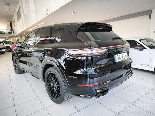 Black Porsche Cayenne 2023 in Riga, with an engine capacity of 4.00 L and mileage of 57 thousand km for 99900 €, photo 3 on AUTOMOTO.COM.LV