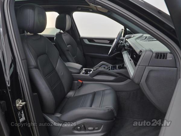 Black Porsche Cayenne 2024 in Tallinn, with an engine capacity of 3.00 L and mileage of 15 thousand km for 99000 €, photo 11 on AUTOMOTO.COM.LV