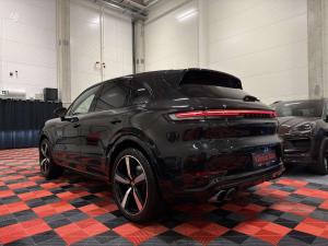 Melns Porsche Cayenne 2024 Viļņa, ar dzinēja tilpumu 3.00 L un nobraukumu 49 tūkst. km par 88990 €, foto 6 vietnē AUTOMOTO.COM.LV