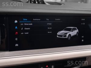 Melns Porsche Cayenne 2024 Rīga, ar dzinēja tilpumu 3.00 L un nobraukumu 58 tūkst. km par 85000 €, foto 24 vietnē AUTOMOTO.COM.LV