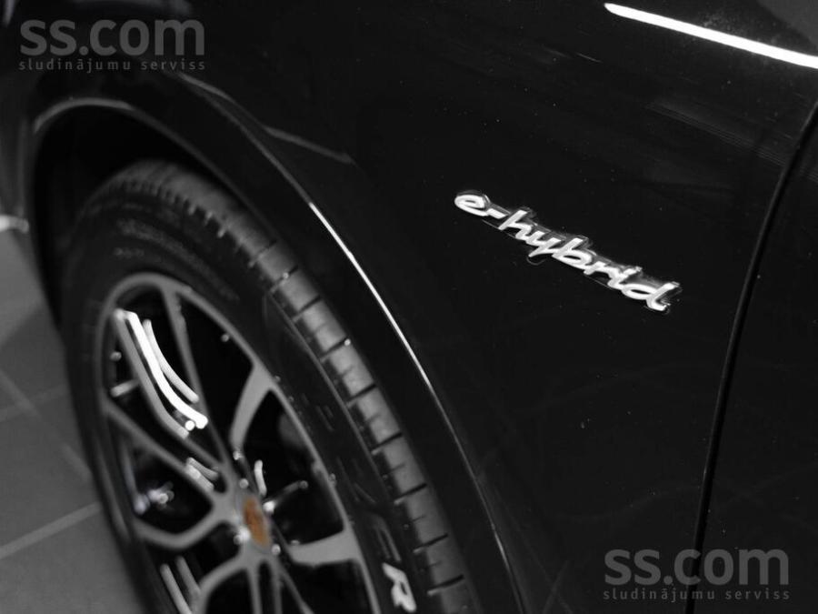 Melns Porsche Cayenne 2024 Rīga, ar dzinēja tilpumu 3.00 L un nobraukumu 58 tūkst. km par 85000 €, foto 34 vietnē AUTOMOTO.COM.LV