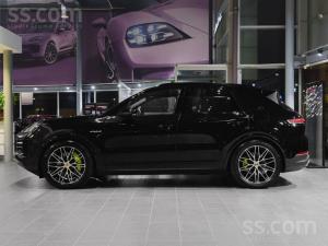 Black Porsche Cayenne 2024 in Riga, with an engine capacity of 3.00 L and mileage of 28 thousand km for 98000 €, photo 3 on AUTOMOTO.COM.LV