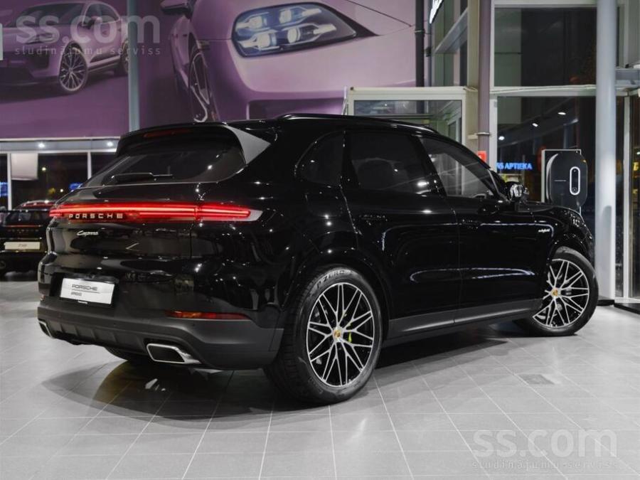 Black Porsche Cayenne 2024 in Riga, with an engine capacity of 3.00 L and mileage of 28 thousand km for 98000 €, photo 4 on AUTOMOTO.COM.LV