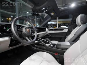 Black Porsche Cayenne 2024 in Riga, with an engine capacity of 3.00 L and mileage of 28 thousand km for 98000 €, photo 5 on AUTOMOTO.COM.LV
