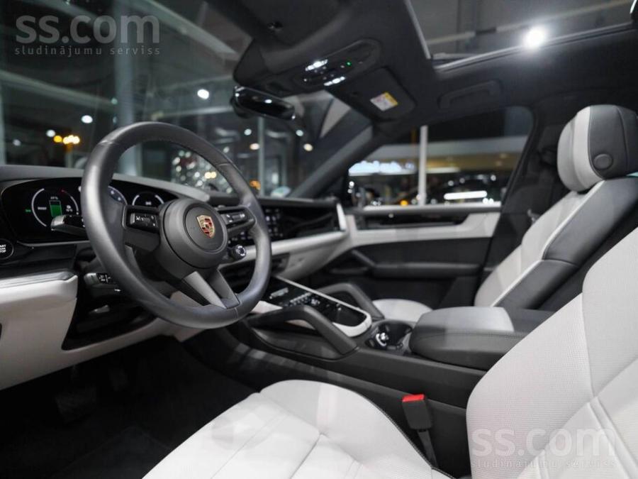 Black Porsche Cayenne 2024 in Riga, with an engine capacity of 3.00 L and mileage of 28 thousand km for 98000 €, photo 5 on AUTOMOTO.COM.LV