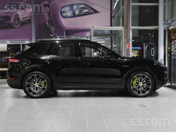 Melns Porsche Cayenne 2024 Rīga, ar dzinēja tilpumu 3.00 L un nobraukumu 28 tūkst. km par 98000 €, foto 7 vietnē AUTOMOTO.COM.LV