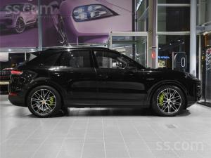 Black Porsche Cayenne 2024 in Riga, with an engine capacity of 3.00 L and mileage of 28 thousand km for 98000 €, photo 8 on AUTOMOTO.COM.LV