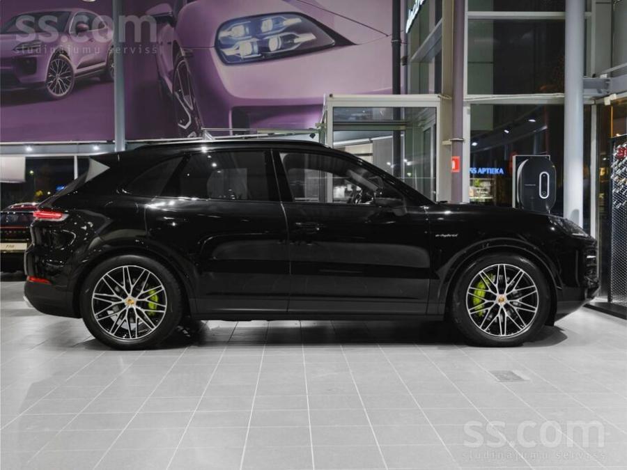 Black Porsche Cayenne 2024 in Riga, with an engine capacity of 3.00 L and mileage of 28 thousand km for 98000 €, photo 8 on AUTOMOTO.COM.LV