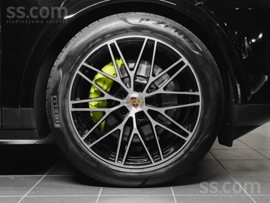 Black Porsche Cayenne 2024 in Riga, with an engine capacity of 3.00 L and mileage of 28 thousand km for 98000 €, photo 16 on AUTOMOTO.COM.LV