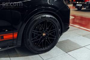 Black Porsche Cayenne 2024 in Riga, with an engine capacity of 3.00 L and mileage of 29 thousand km for 90000 €, photo 8 on AUTOMOTO.COM.LV