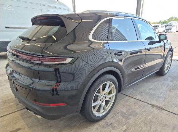 Melns Porsche Cayenne 2024 Klaipėda, ar dzinēja tilpumu 3.00 L un nobraukumu 47 tūkst. km par 27750 €, foto 2 vietnē AUTOMOTO.COM.LV