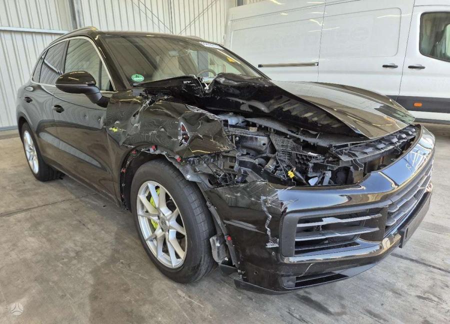 Melns Porsche Cayenne 2024 Klaipėda, ar dzinēja tilpumu 3.00 L un nobraukumu 47 tūkst. km par 27750 €, foto 4 vietnē AUTOMOTO.COM.LV