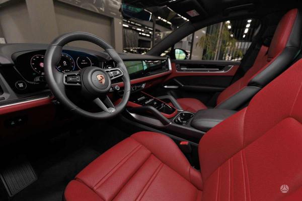 Black Porsche Cayenne 2024 in Riga, with an engine capacity of 3.00 L and mileage of 29 thousand km for 90000 €, photo 9 on AUTOMOTO.COM.LV