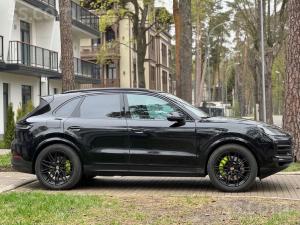 Black Porsche Cayenne 2024 in Riga, with an engine capacity of 3.00 L and mileage of 21 thousand km for 88600 €, photo 3 on AUTOMOTO.COM.LV