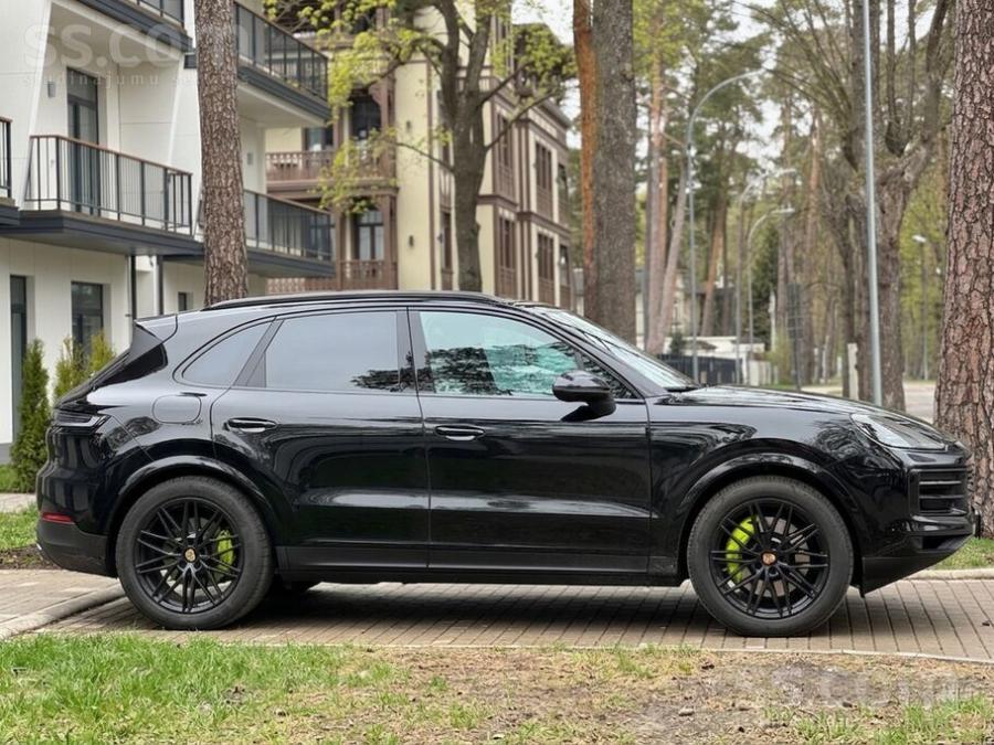 Black Porsche Cayenne 2024 in Riga, with an engine capacity of 3.00 L and mileage of 21 thousand km for 88600 €, photo 3 on AUTOMOTO.COM.LV