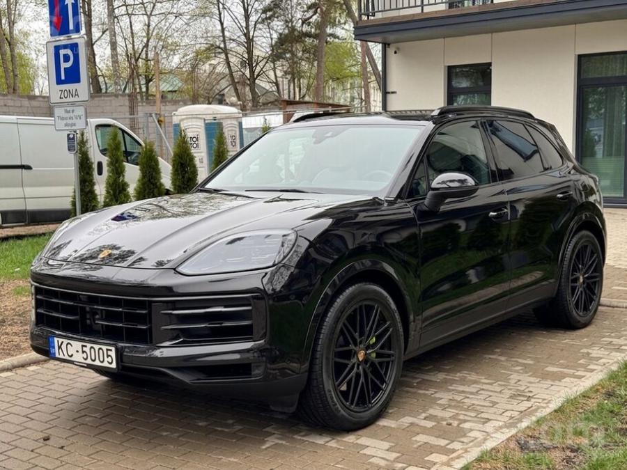 Black Porsche Cayenne 2024 in Riga, with an engine capacity of 3.00 L and mileage of 21 thousand km for 88600 €, photo 4 on AUTOMOTO.COM.LV