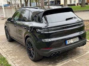 Black Porsche Cayenne 2024 in Riga, with an engine capacity of 3.00 L and mileage of 21 thousand km for 88600 €, photo 5 on AUTOMOTO.COM.LV