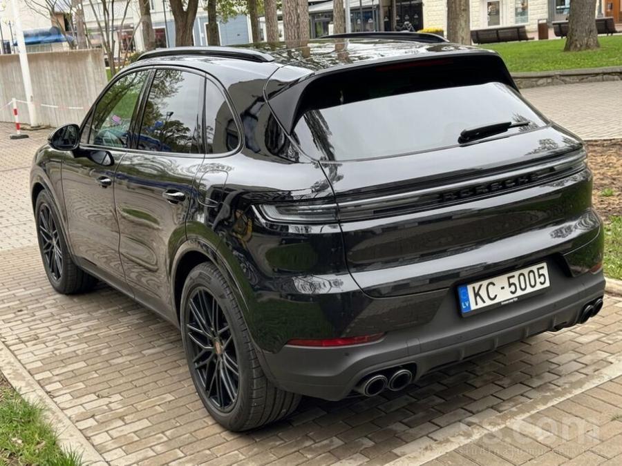 Black Porsche Cayenne 2024 in Riga, with an engine capacity of 3.00 L and mileage of 21 thousand km for 88600 €, photo 5 on AUTOMOTO.COM.LV