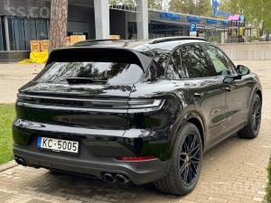 Black Porsche Cayenne 2024 in Riga, with an engine capacity of 3.00 L and mileage of 21 thousand km for 88600 €, photo 7 on AUTOMOTO.COM.LV