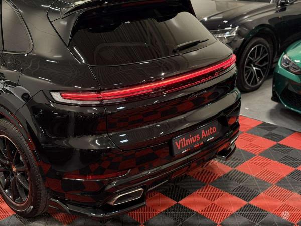 Melns Porsche Cayenne 2024 Viļņa, ar dzinēja tilpumu 3.00 L un nobraukumu 4 tūkst. km par 99990 €, foto 11 vietnē AUTOMOTO.COM.LV