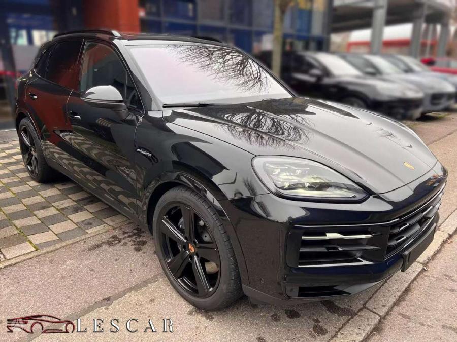 Melns Porsche Cayenne 2025 Viļņa, ar dzinēja tilpumu 3.00 L un nobraukumu 15 tūkst. km par 110000 €, foto 1 vietnē AUTOMOTO.COM.LV