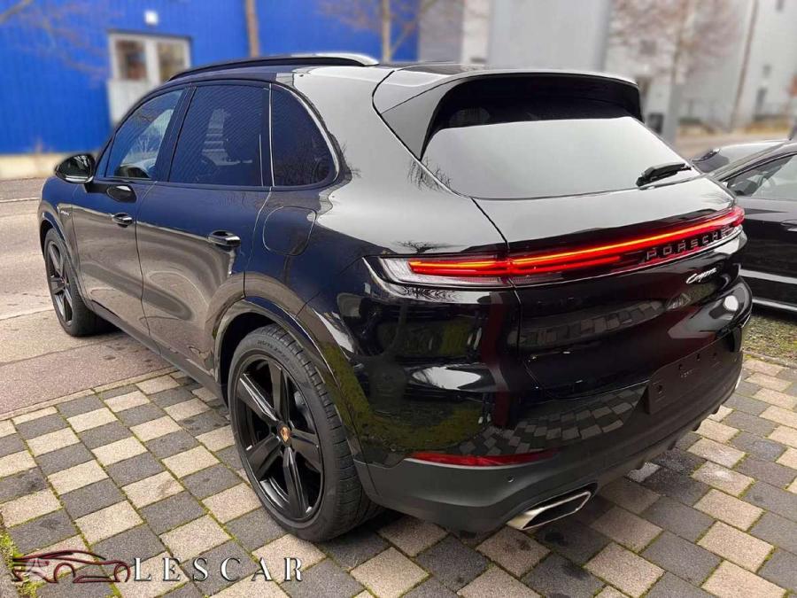 Melns Porsche Cayenne 2025 Viļņa, ar dzinēja tilpumu 3.00 L un nobraukumu 15 tūkst. km par 110000 €, foto 3 vietnē AUTOMOTO.COM.LV