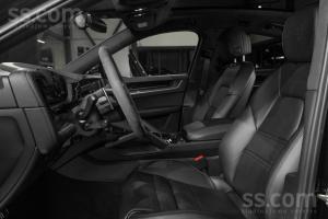 Black Porsche Cayenne 2025 in Riga, with an engine capacity of 3.00 L and mileage of 15 thousand km for 130500 €, photo 13 on AUTOMOTO.COM.LV