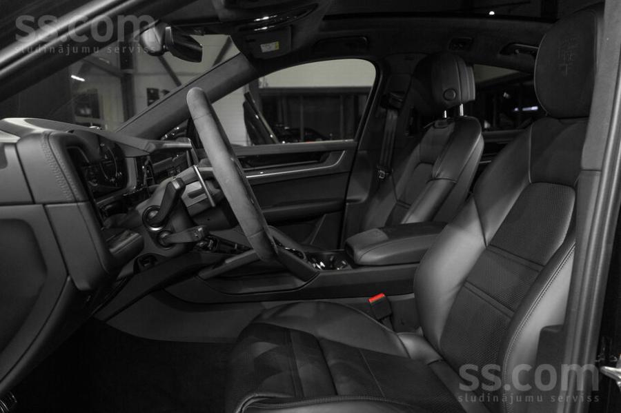 Black Porsche Cayenne 2025 in Riga, with an engine capacity of 3.00 L and mileage of 15 thousand km for 130500 €, photo 13 on AUTOMOTO.COM.LV