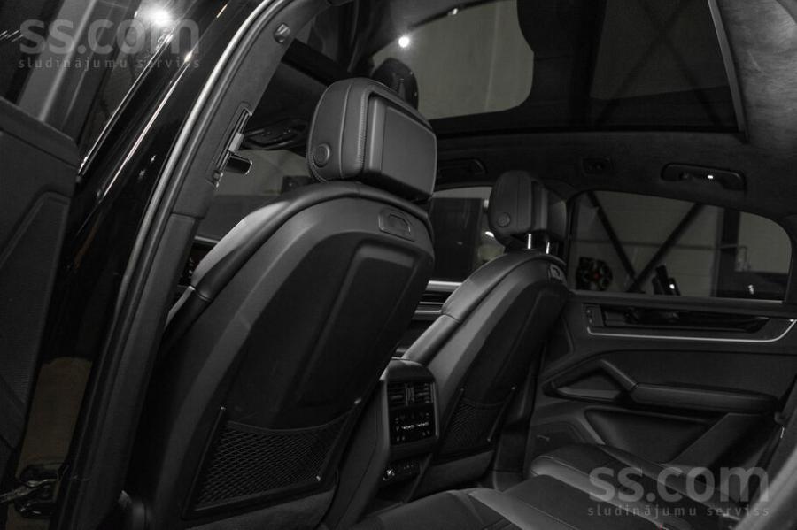 Black Porsche Cayenne 2025 in Riga, with an engine capacity of 3.00 L and mileage of 15 thousand km for 130500 €, photo 16 on AUTOMOTO.COM.LV