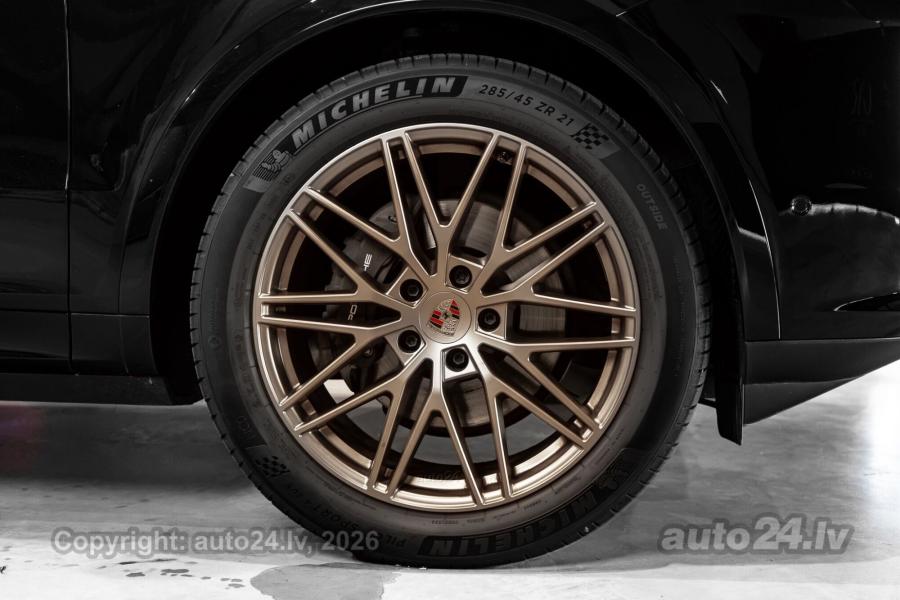 Melns Porsche Cayenne 2025 Rīga, ar dzinēja tilpumu 3.00 L un nobraukumu 17 tūkst. km par 94138 €, foto 8 vietnē AUTOMOTO.COM.LV