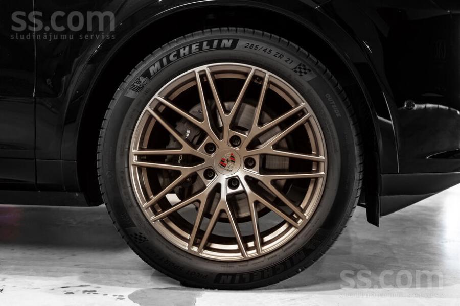 Melns Porsche Cayenne 2025 Rīga, ar dzinēja tilpumu 3.00 L un nobraukumu 17 tūkst. km par 94138 €, foto 8 vietnē AUTOMOTO.COM.LV