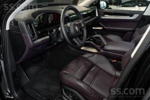 Melns Porsche Cayenne 2025 Rīga, ar dzinēja tilpumu 3.00 L un nobraukumu 17 tūkst. km par 94138 €, foto 10 vietnē AUTOMOTO.COM.LV