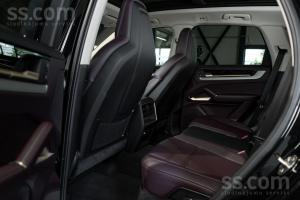 Melns Porsche Cayenne 2025 Rīga, ar dzinēja tilpumu 3.00 L un nobraukumu 17 tūkst. km par 94138 €, foto 14 vietnē AUTOMOTO.COM.LV