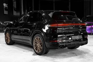 Melns Porsche Cayenne 2025 Rīga, ar dzinēja tilpumu 3.00 L un nobraukumu 17 tūkst. km par 94138 €, foto 7 vietnē AUTOMOTO.COM.LV