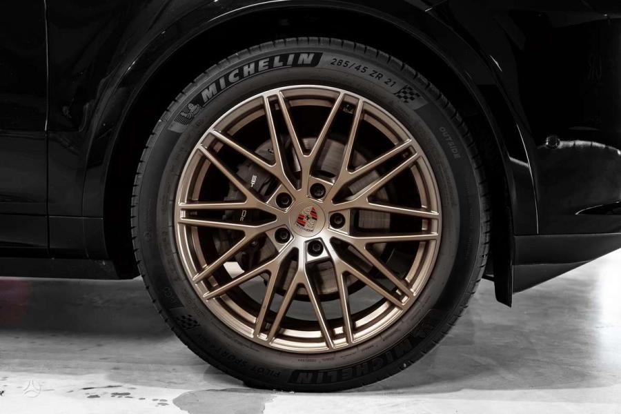 Melns Porsche Cayenne 2025 Rīga, ar dzinēja tilpumu 3.00 L un nobraukumu 17 tūkst. km par 94138 €, foto 8 vietnē AUTOMOTO.COM.LV