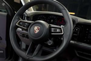 Melns Porsche Cayenne 2025 Rīga, ar dzinēja tilpumu 3.00 L un nobraukumu 17 tūkst. km par 94138 €, foto 19 vietnē AUTOMOTO.COM.LV