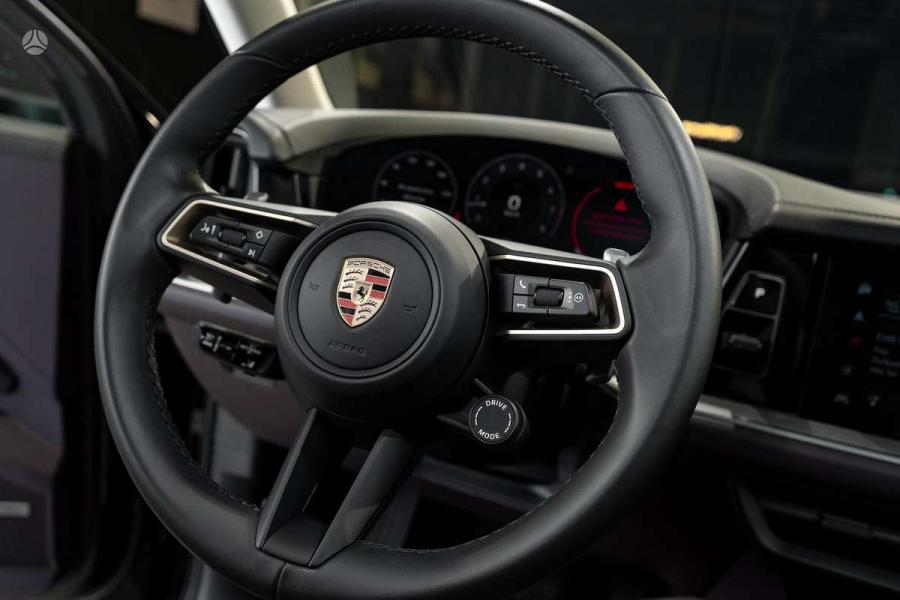 Melns Porsche Cayenne 2025 Rīga, ar dzinēja tilpumu 3.00 L un nobraukumu 17 tūkst. km par 94138 €, foto 19 vietnē AUTOMOTO.COM.LV