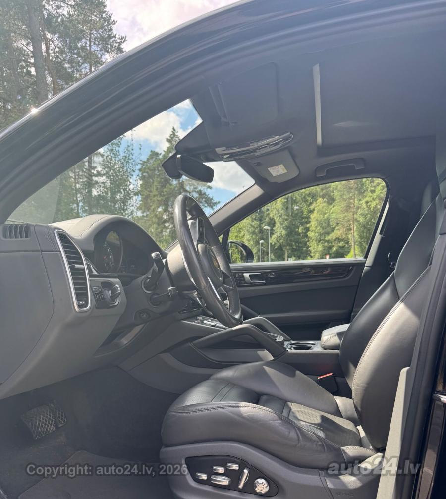 Black Porsche Cayenne 2018 in Tallinn, with an engine capacity of 3.00 L and mileage of 109 thousand km for 42900 €, photo 7 on AUTOMOTO.COM.LV