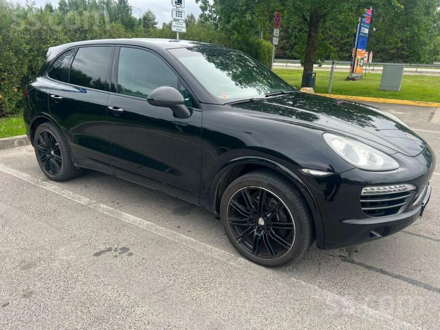 Black Porsche Cayenne 2012 in Riga, with an engine capacity of 3.00 L and mileage of 285 thousand km for 8650 €, photo 4 on AUTOMOTO.COM.LV