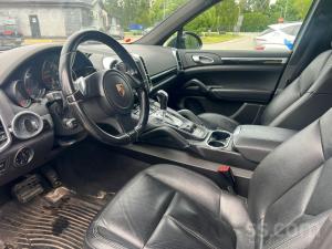 Black Porsche Cayenne 2012 in Riga, with an engine capacity of 3.00 L and mileage of 285 thousand km for 8650 €, photo 5 on AUTOMOTO.COM.LV