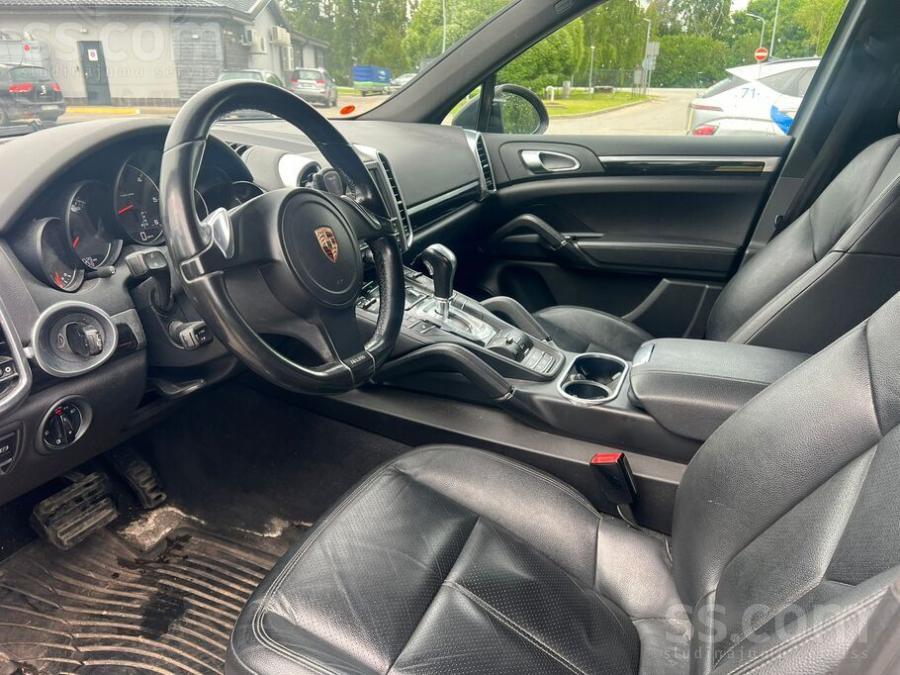 Black Porsche Cayenne 2012 in Riga, with an engine capacity of 3.00 L and mileage of 285 thousand km for 8650 €, photo 5 on AUTOMOTO.COM.LV