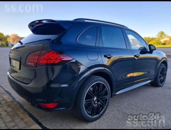 Black Porsche Cayenne 2013 in Talsi, with an engine capacity of 4.20 L and mileage of 219 thousand km for 20000 €, photo 11 on AUTOMOTO.COM.LV